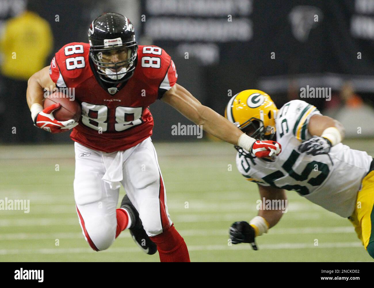Atlanta Falcons tight end Tony Gonzalez (88) breaks away Green Bay ...