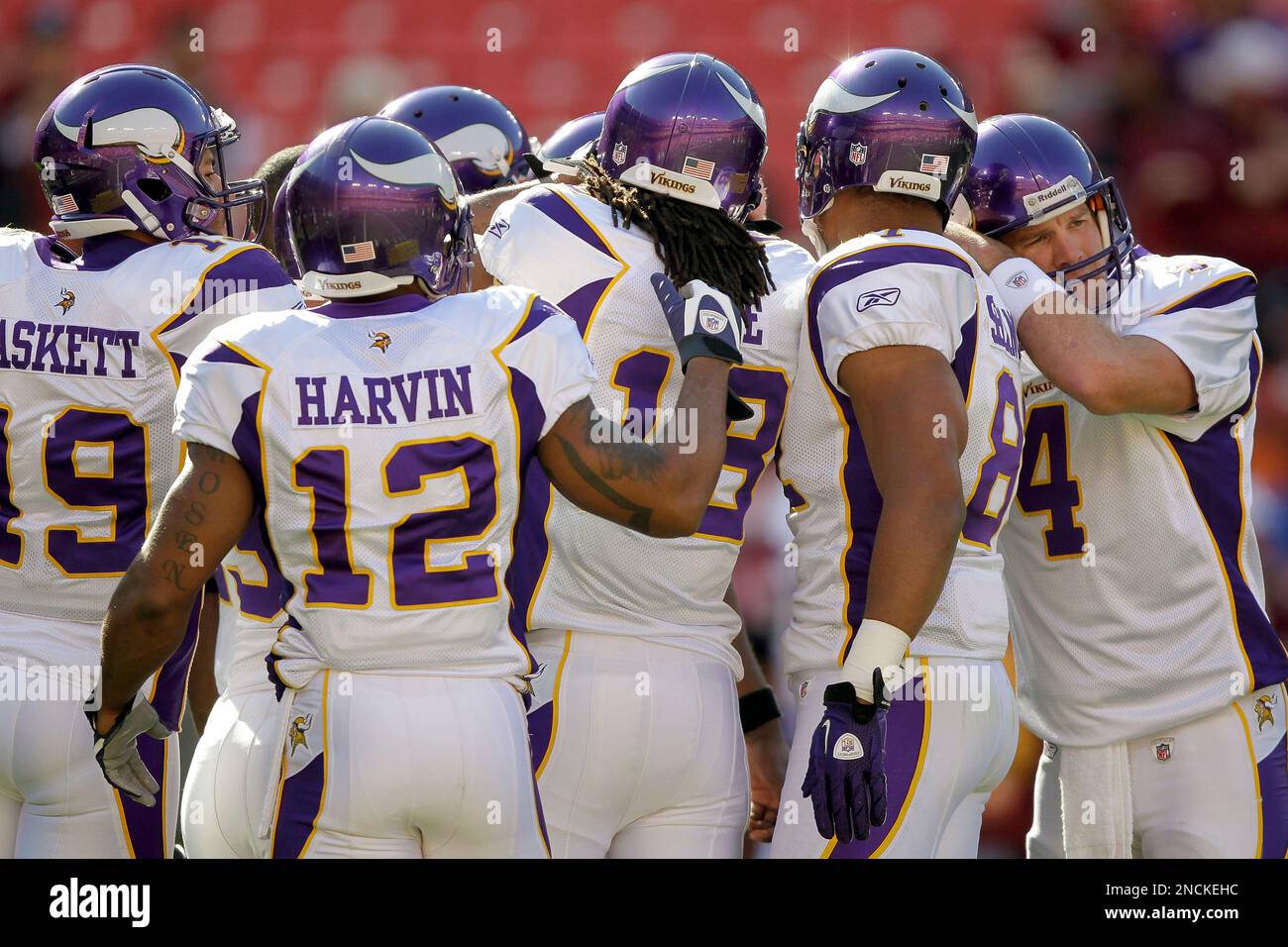 Minnesota Vikings quarterback Brett Favre, right, huddles with his team ...