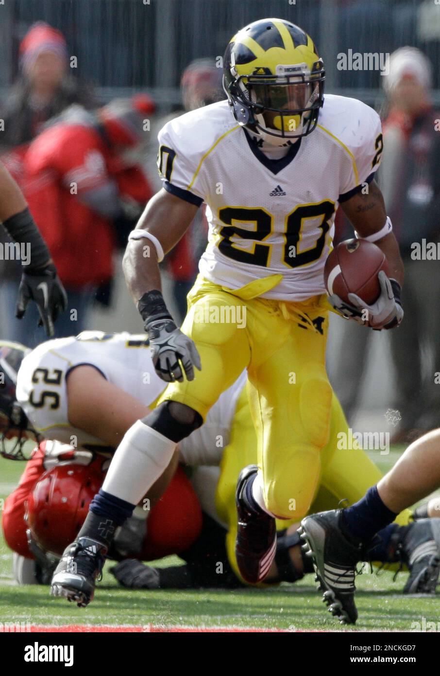University of Michigan running back Michael Shaw (20) runs the ball ...