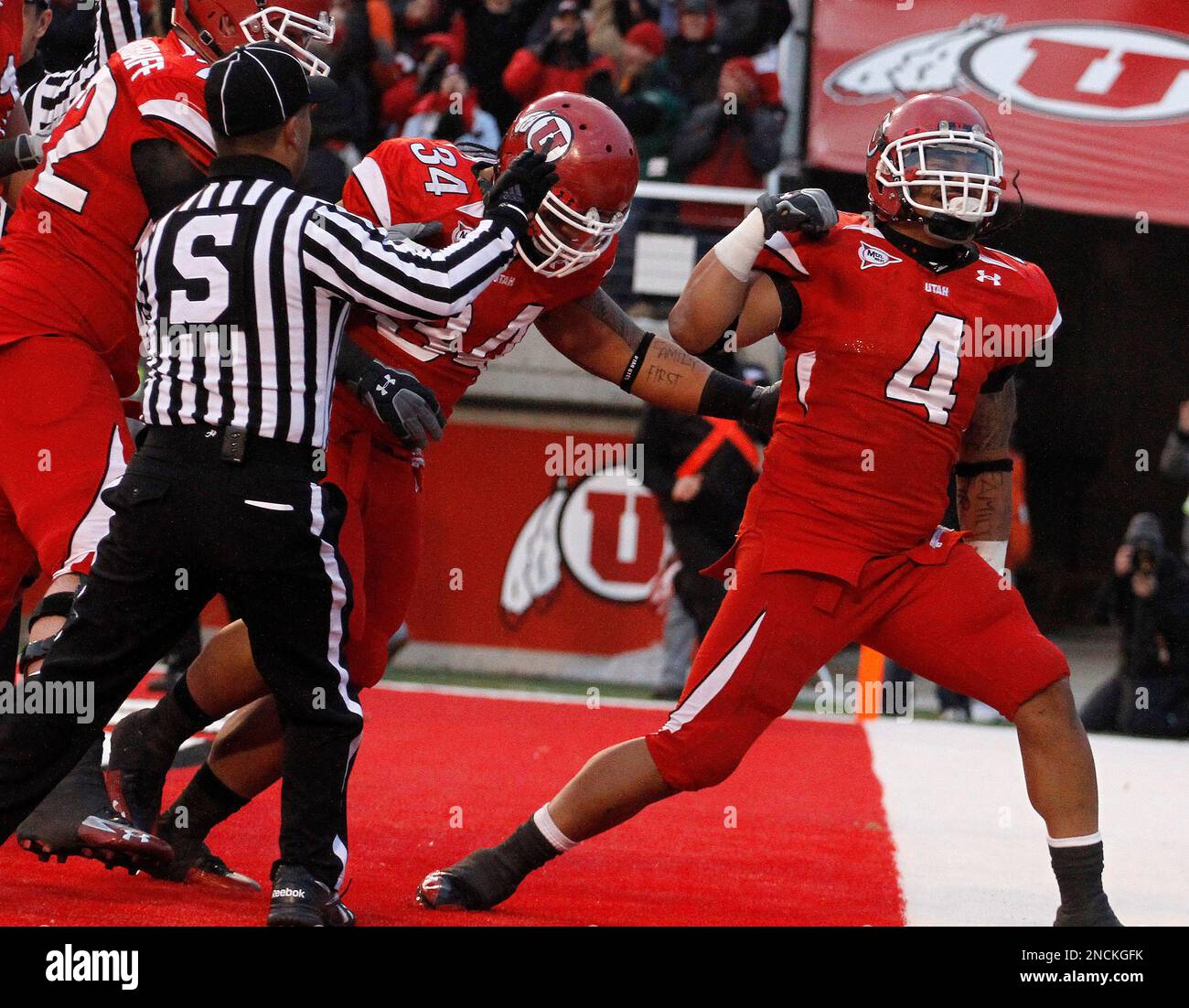 Utah running back Matt Asiata (4) celebrates after scoring a touchdown ...