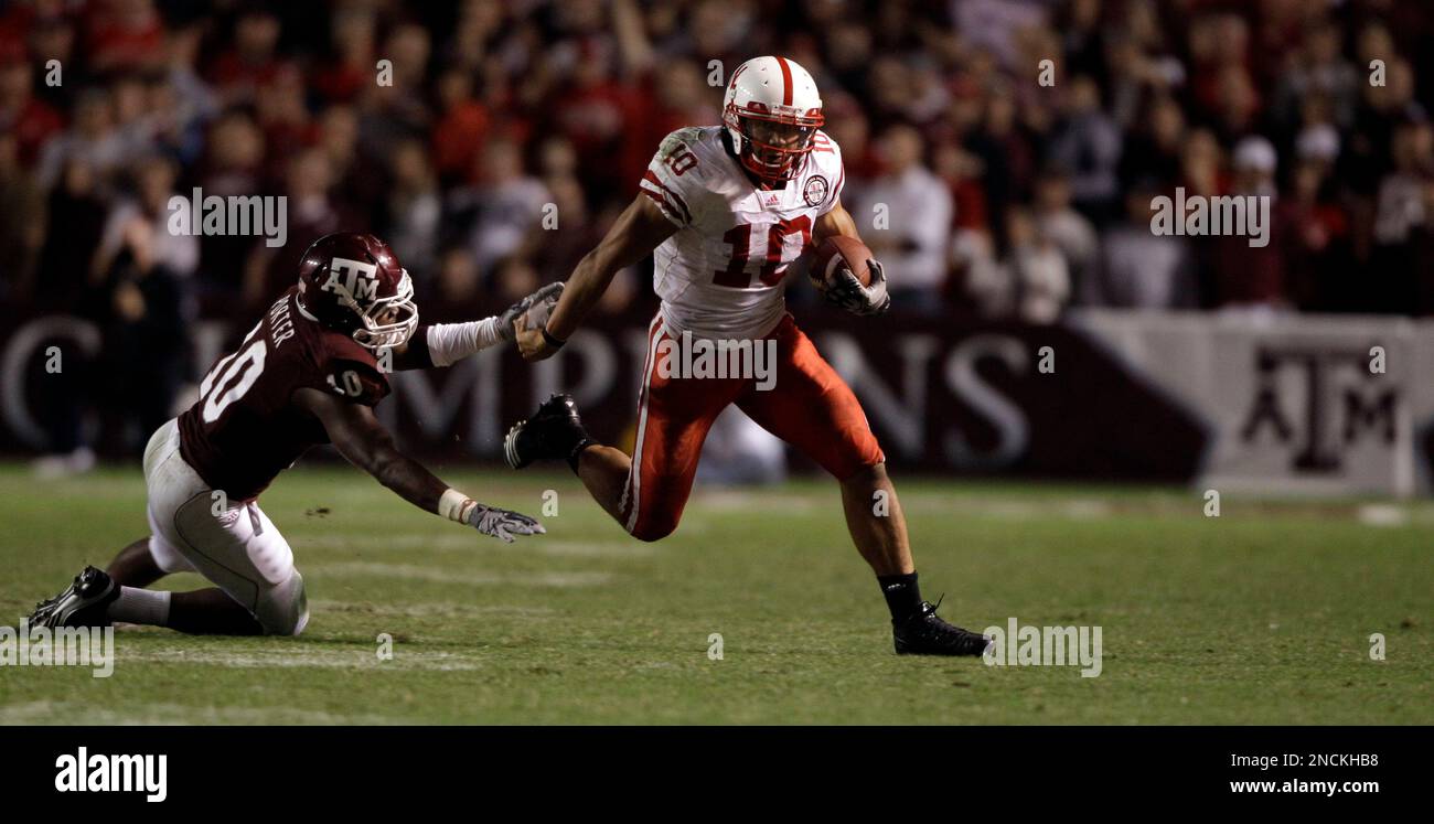 Nebraska Cornhuskers running back Roy Helu Jr. (10) rushes for a gain ...