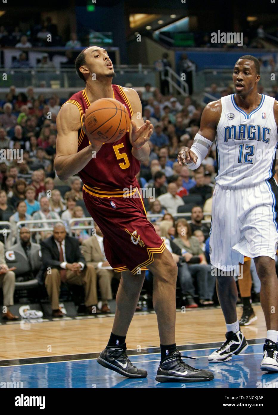 Cleveland Cavaliers' Ryan Hollins (5) passes the ball past Orlando ...