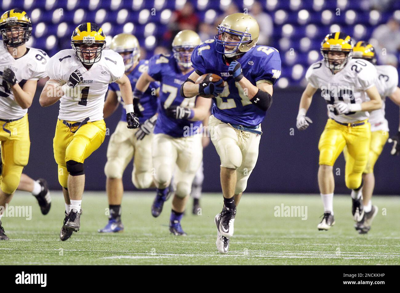 Wayzata running back Mitchell Underhill (21) races to his third ...