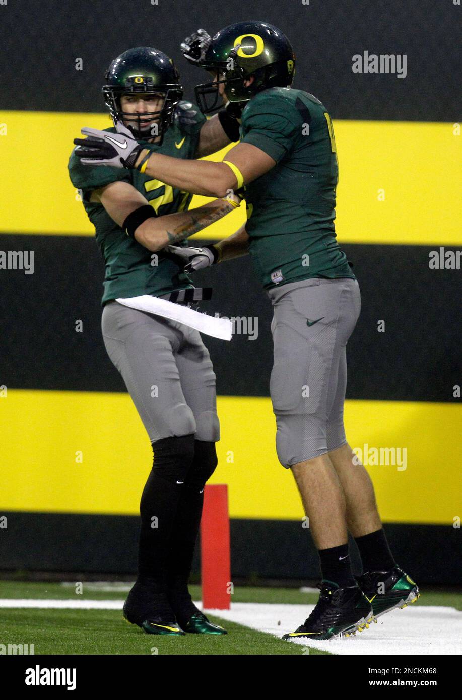 Oregon tight end David Paulson, right, celebrates with wide receiver ...