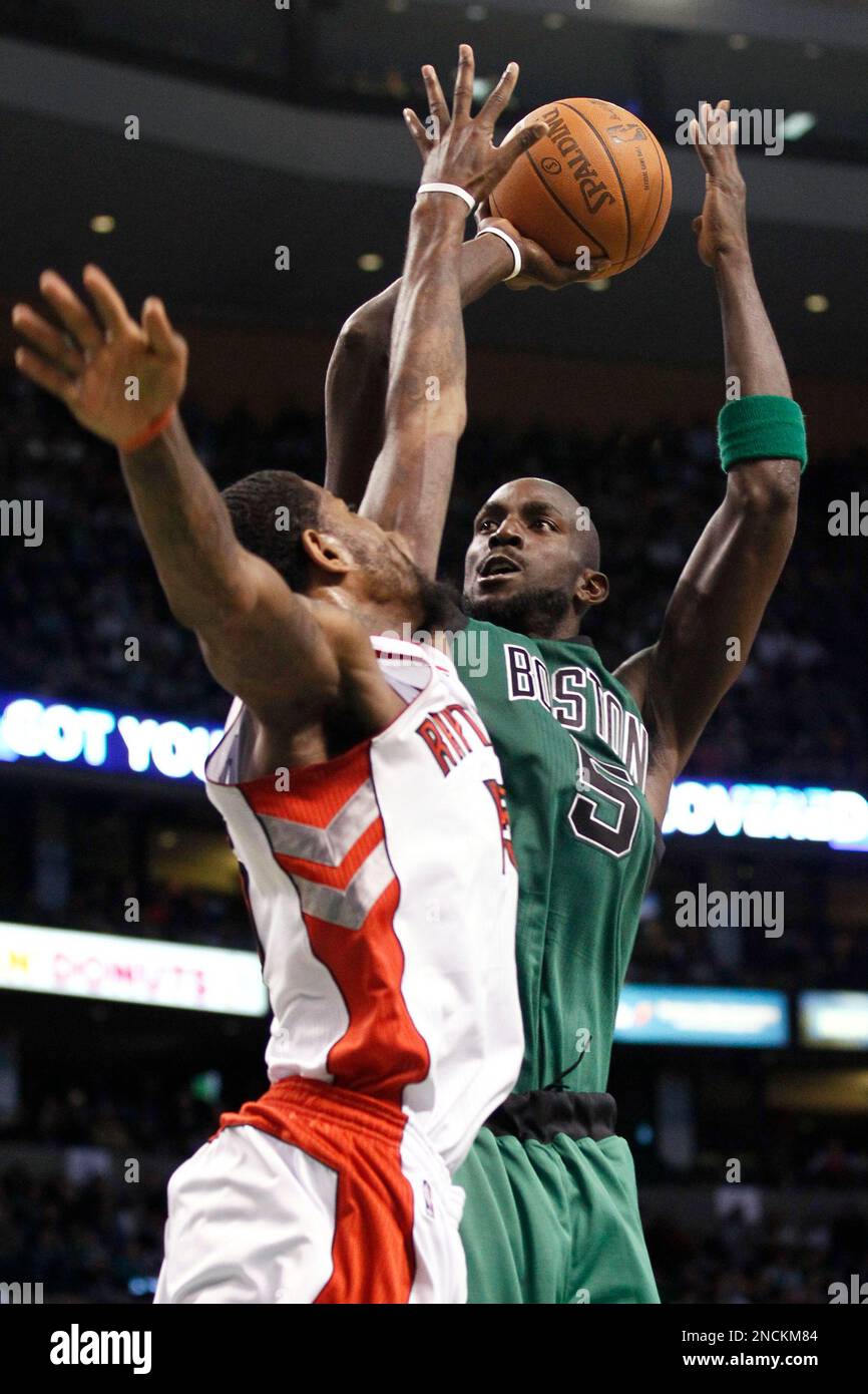 Boston Celtics' Kevin Garnett, right, shoots over Toronto Raptors' Amir ...