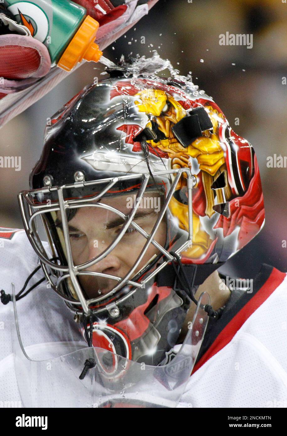 Ottawa Senators goalie Pascal Leclaire douses himself with water during ...