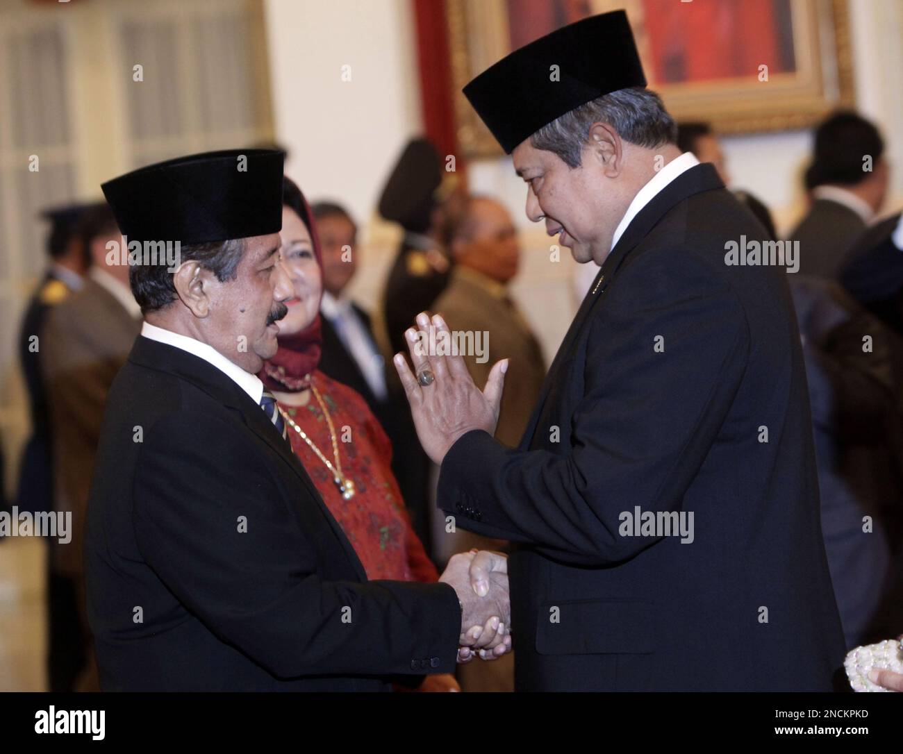 Indonesia President Susilo Bambang Yudhoyono, right, shakes hands with ...