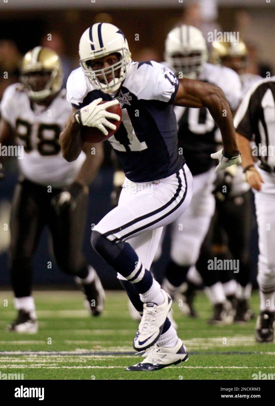 Dallas Cowboys wide receiver Roy E. Williams (11) runs with the ball ...
