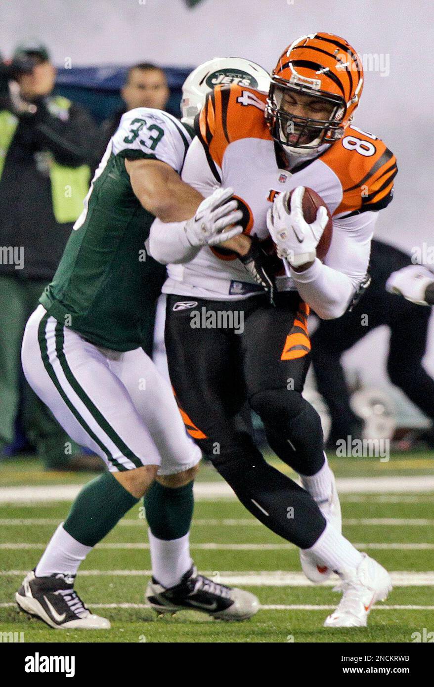 New York Jets safety Eric Smith (33) wraps up Cincinnati Bengals ...