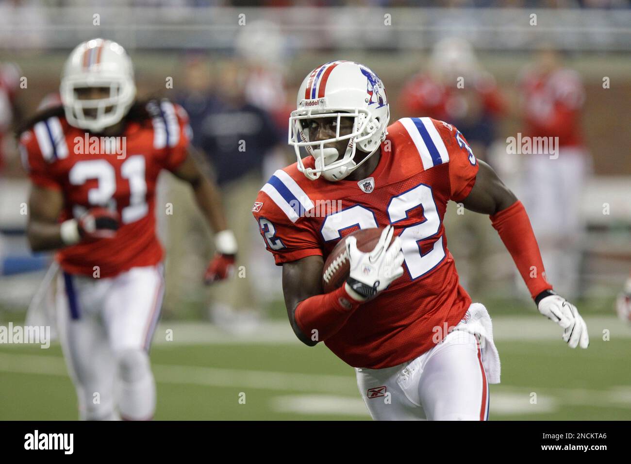 New England Patriots cornerback Devin McCourty (32) breaks downfield on ...