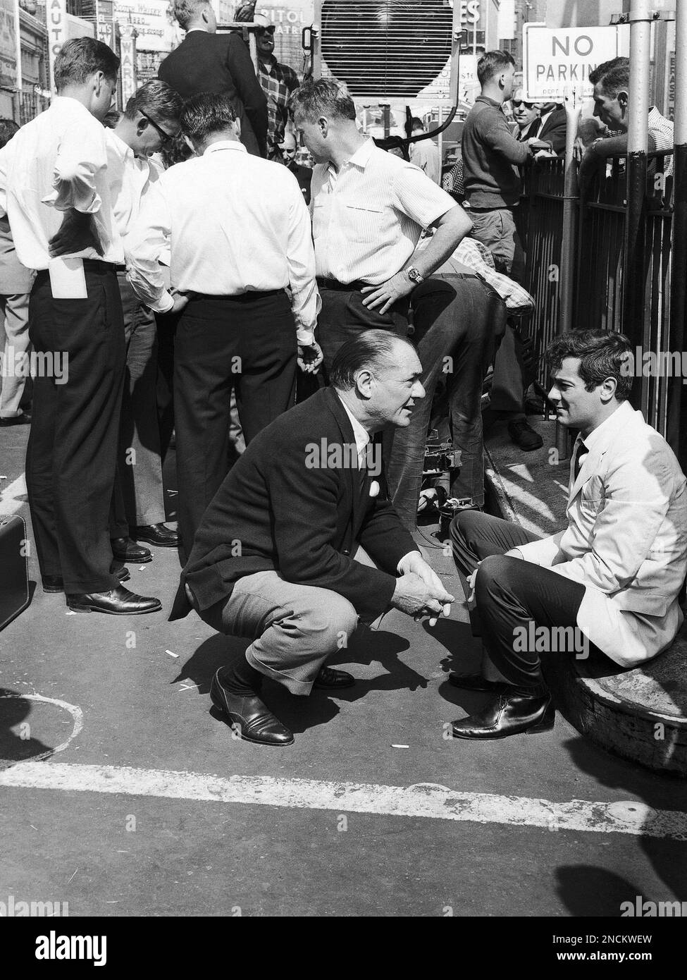 Producer William Perlberg, squatting left, and US actor Tony Curtis ...