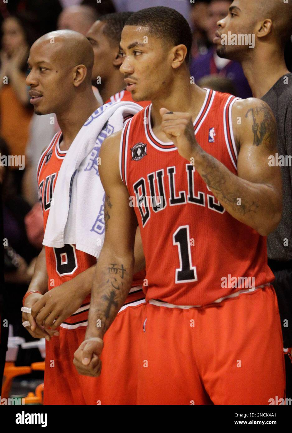 Chicago Bulls' Derrick Rose (1) and Keith Bogans watch the final ...