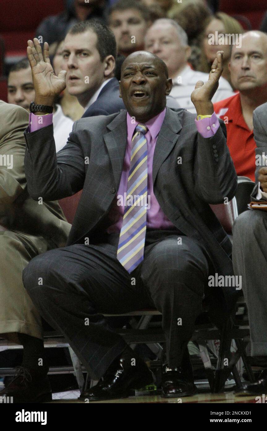 Golden State Warriors coach Keith Smart reacts to a play during the ...