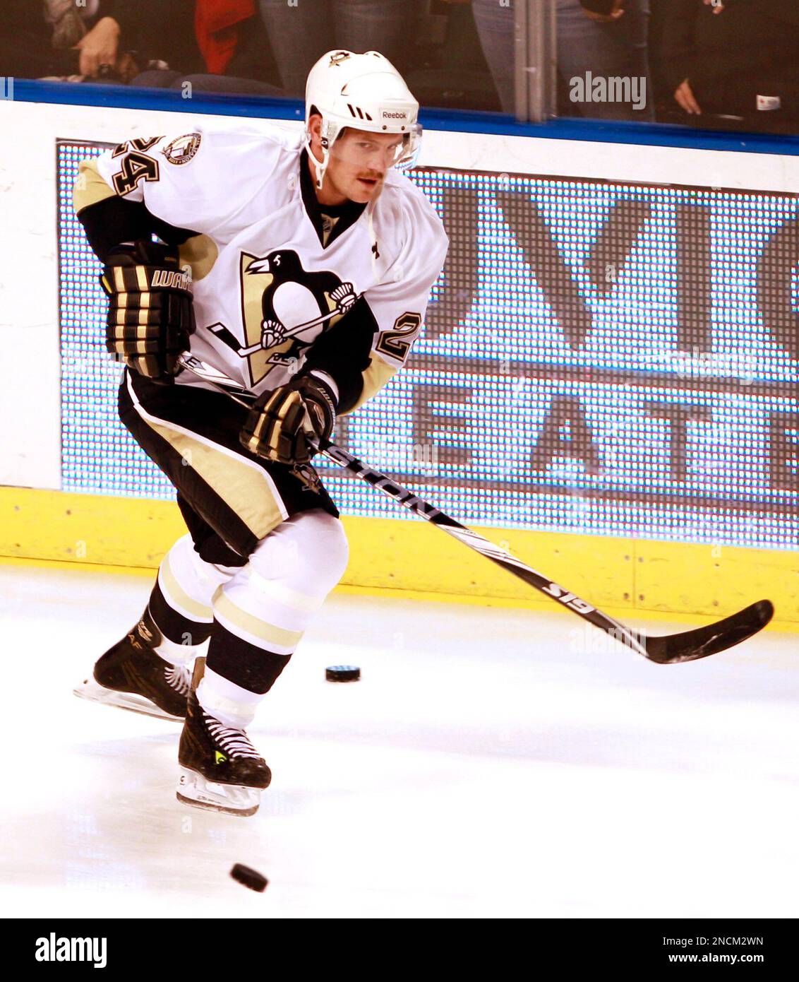 Pittsburgh Penguins' Matt Cooke (24) warms up before an NHL hockey game ...