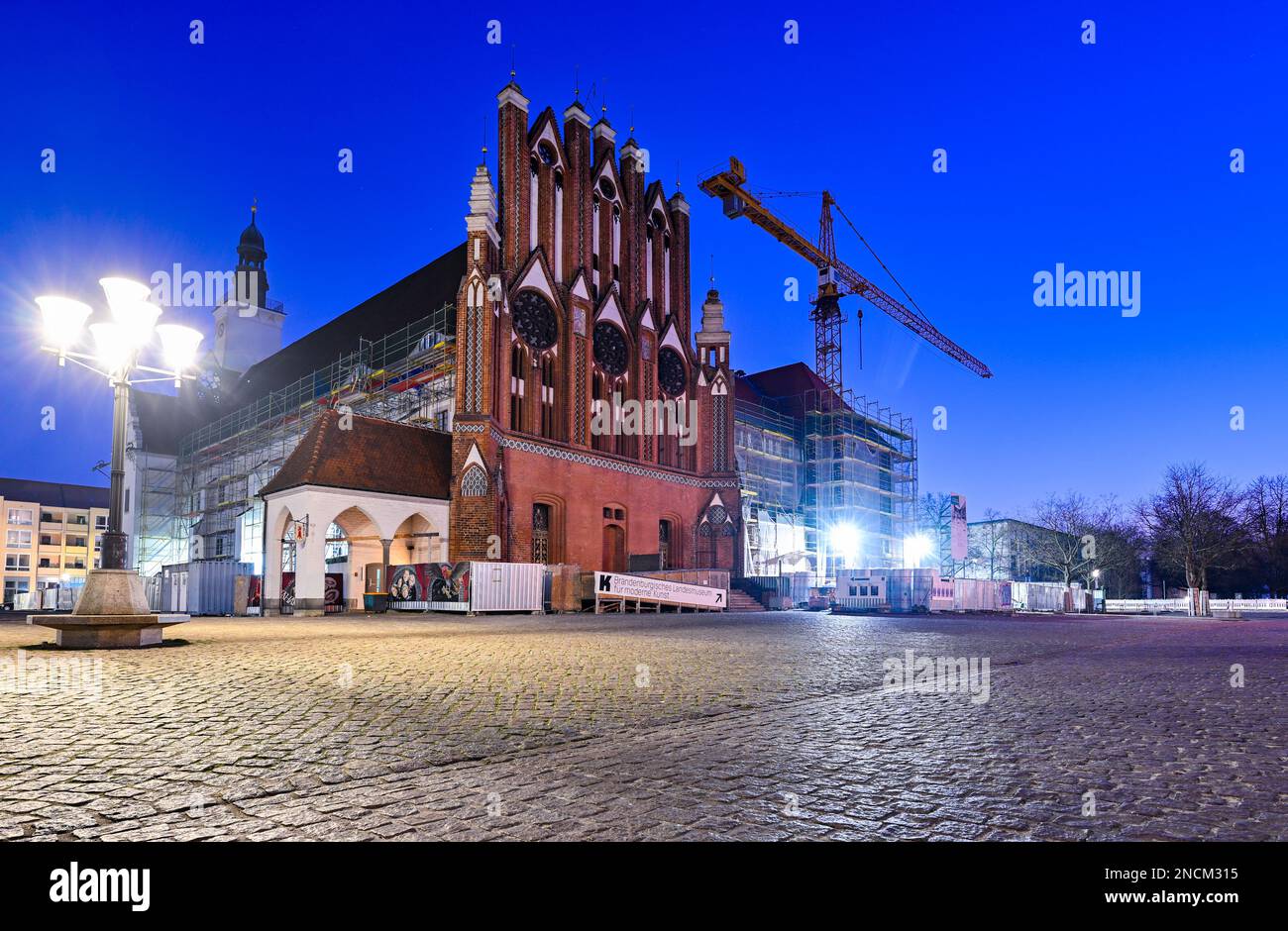 15 February 2023, Brandenburg, Frankfurt (Oder): A construction crane ...