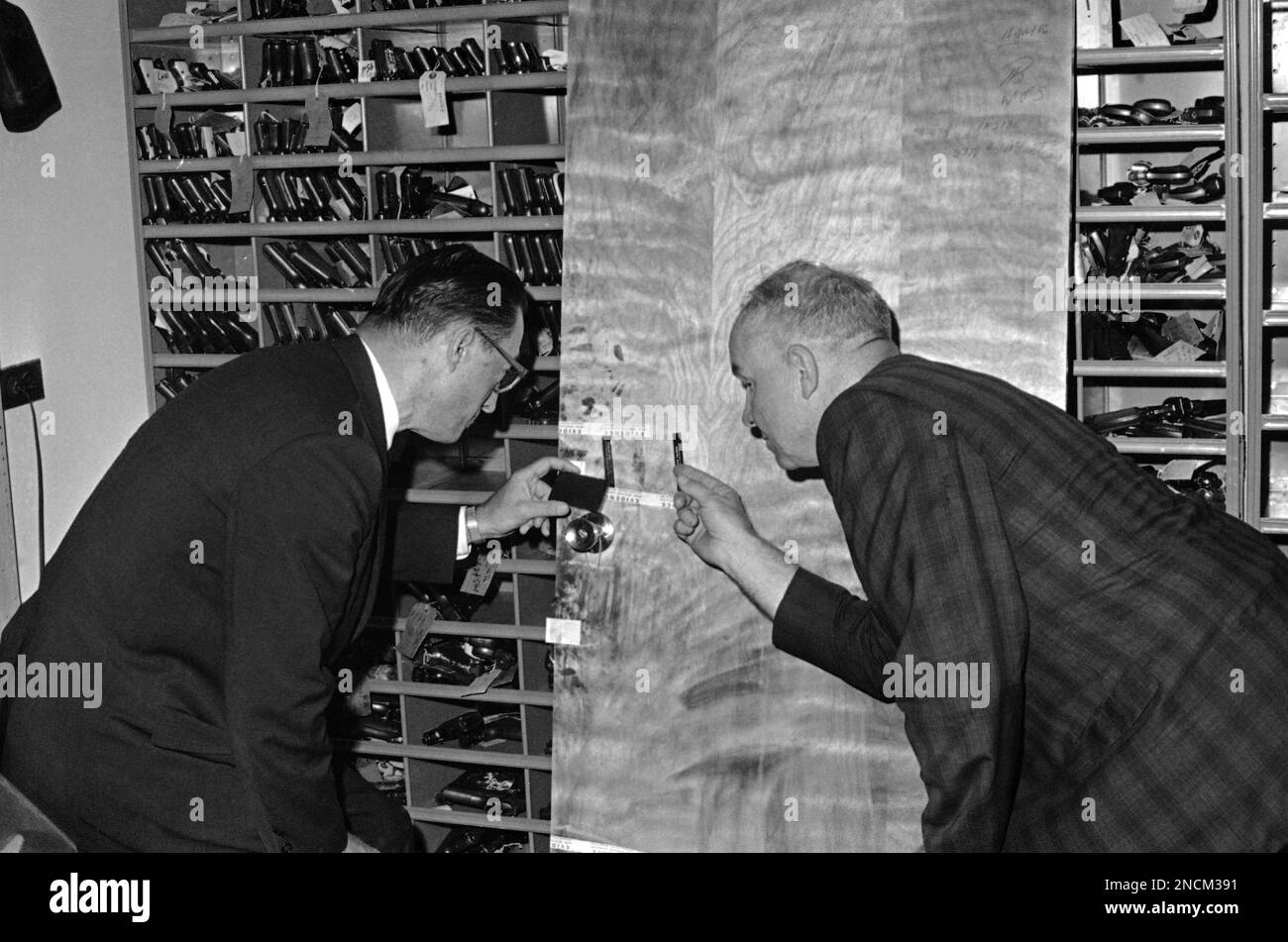 Capt. Daniel Dragel, left, director of Chicago police crime laboratory ...