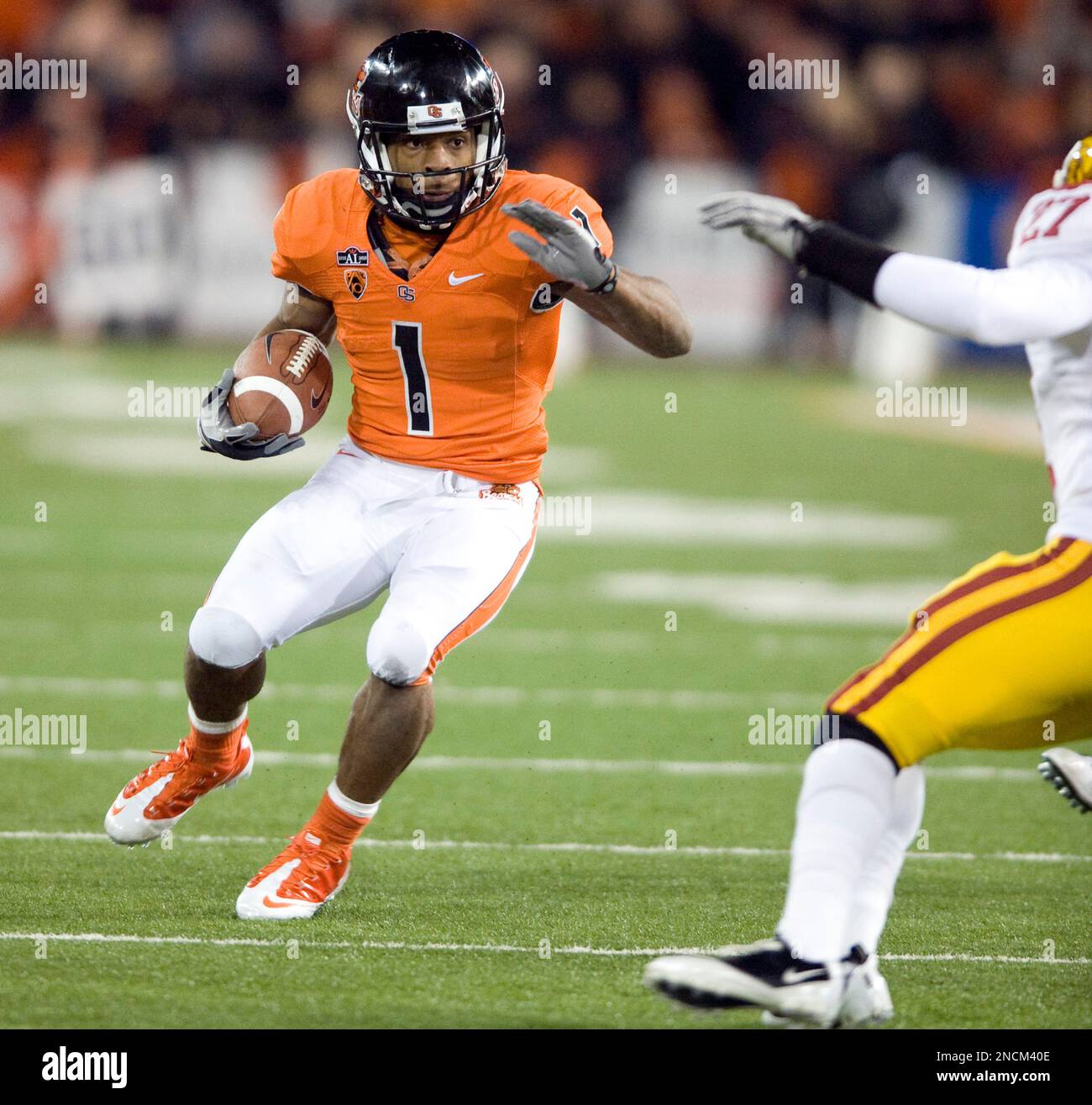 Oregon State Beavers running back Jacquizz Rodgers (1) looks for some ...
