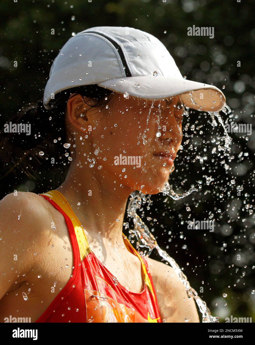 China's Li Yanfei cools off as she competes on her way to clinch the ...
