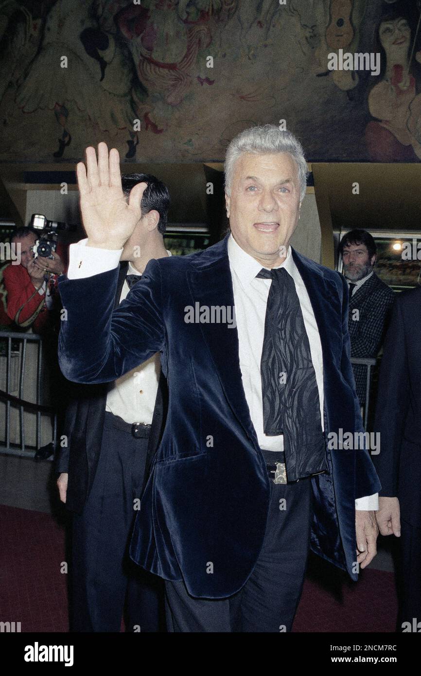 US actor Tony Curtis waves at his arrival on October 6, 1989 at the ...