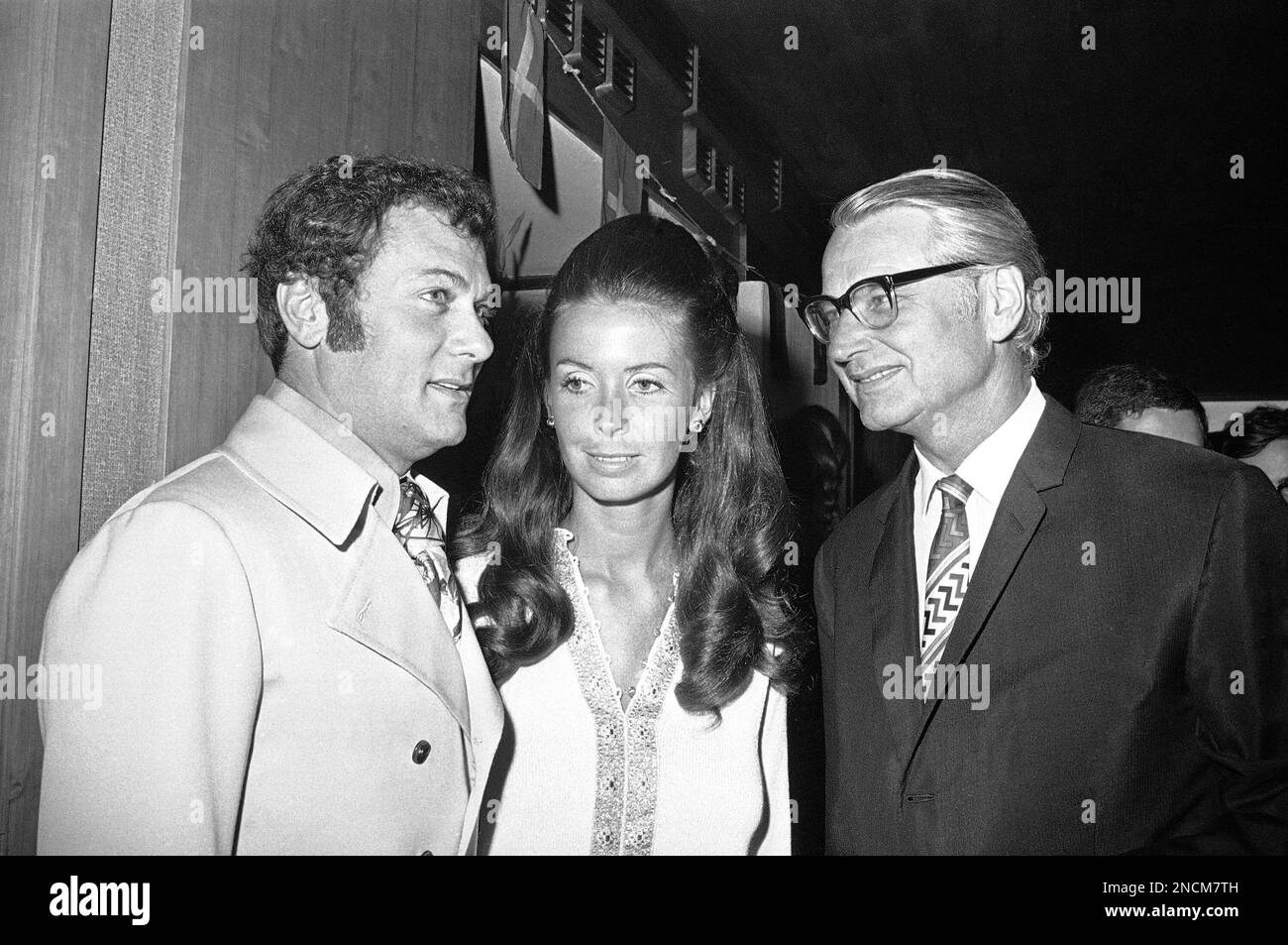 From left to right are: Hollywood actor Tony Curtis, his wife Leslie ...