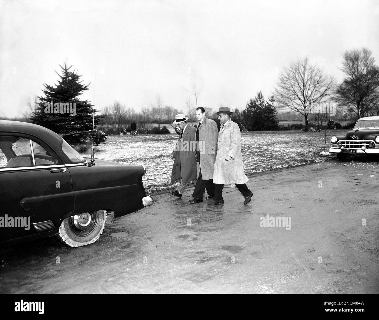 Dr. Samuel H. Sheppard, center, walks along cemetery road toward police ...