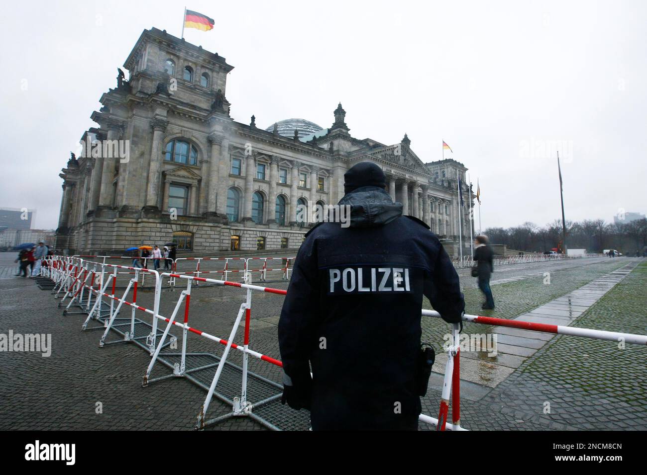 A police officer guards at a security fence in front of the Reichstag ...