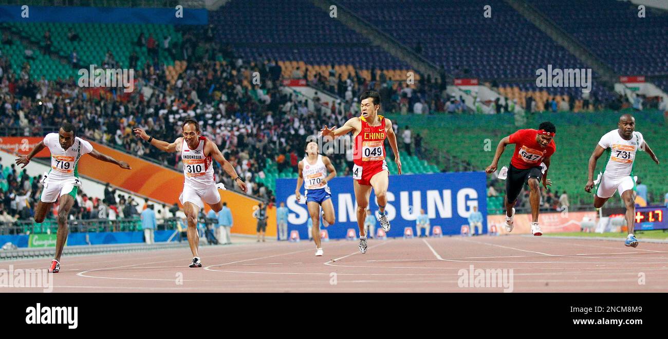 China's Lao Yi, third from right, competes on his way to win the men's ...