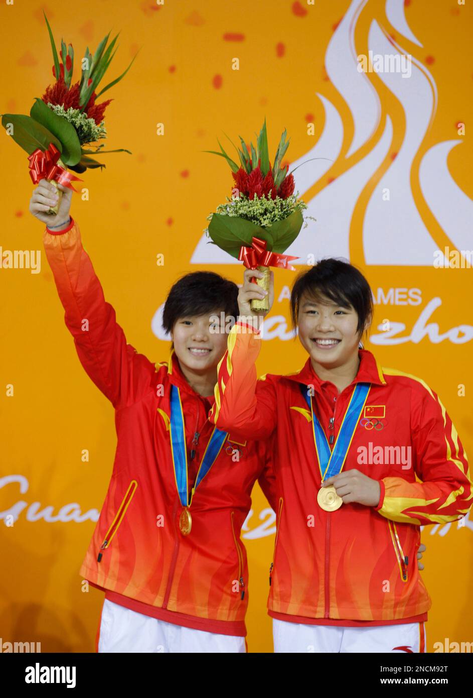 China's Shi Tingmao, left, and Wang Han pose after winning the gold ...