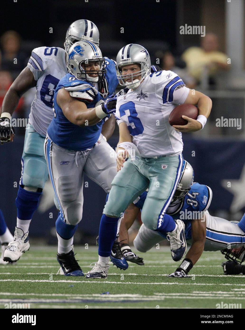 Dallas Cowboys quarterback Jon Kitna (3) and Detroit Lions defensive ...