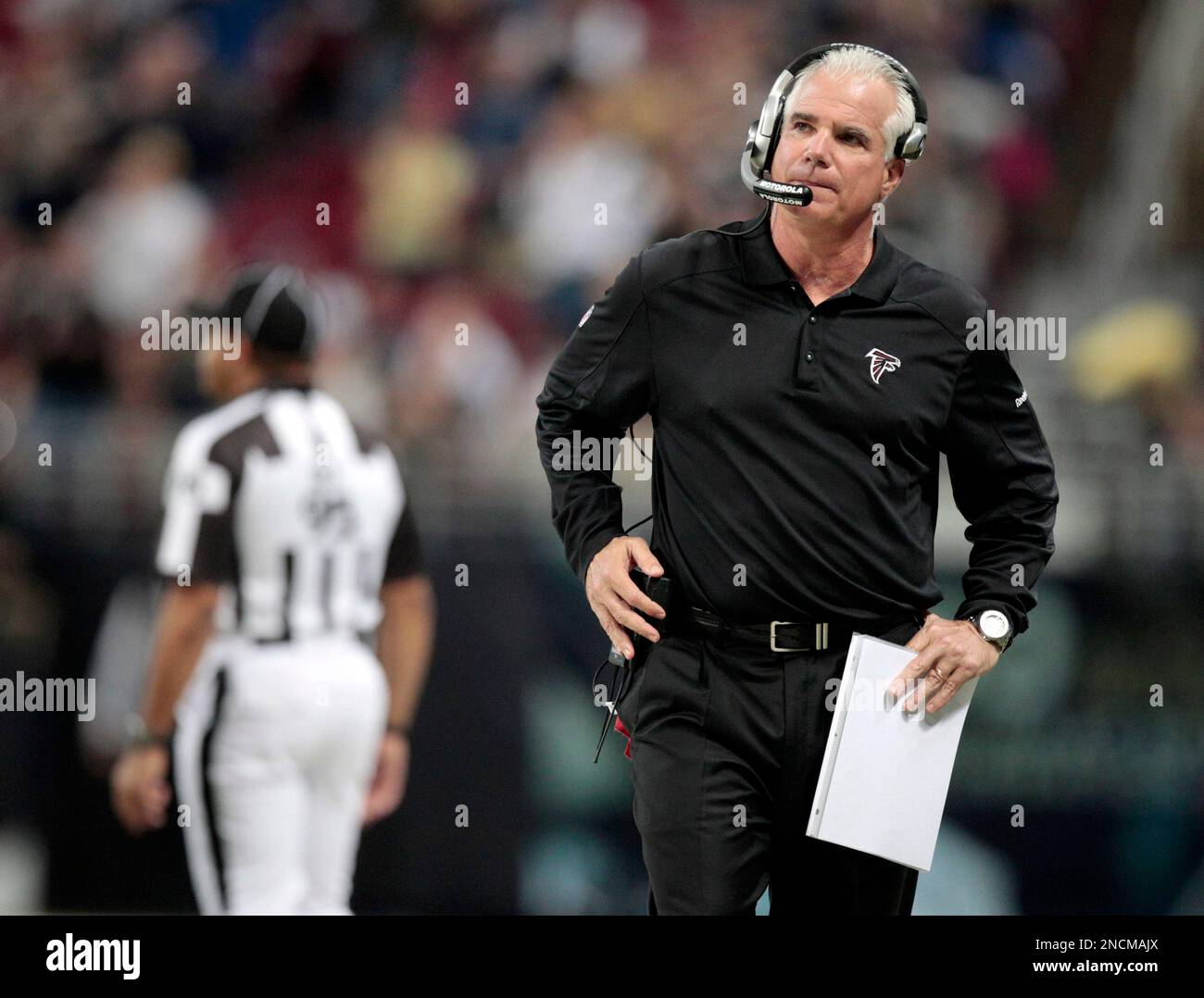 Atlanta Falcons head coach Mike Smith reacts to his teams play during ...