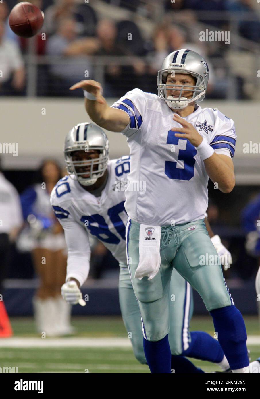 Dallas Cowboys quarterback Jon Kitna (3) and tight end Martellus ...