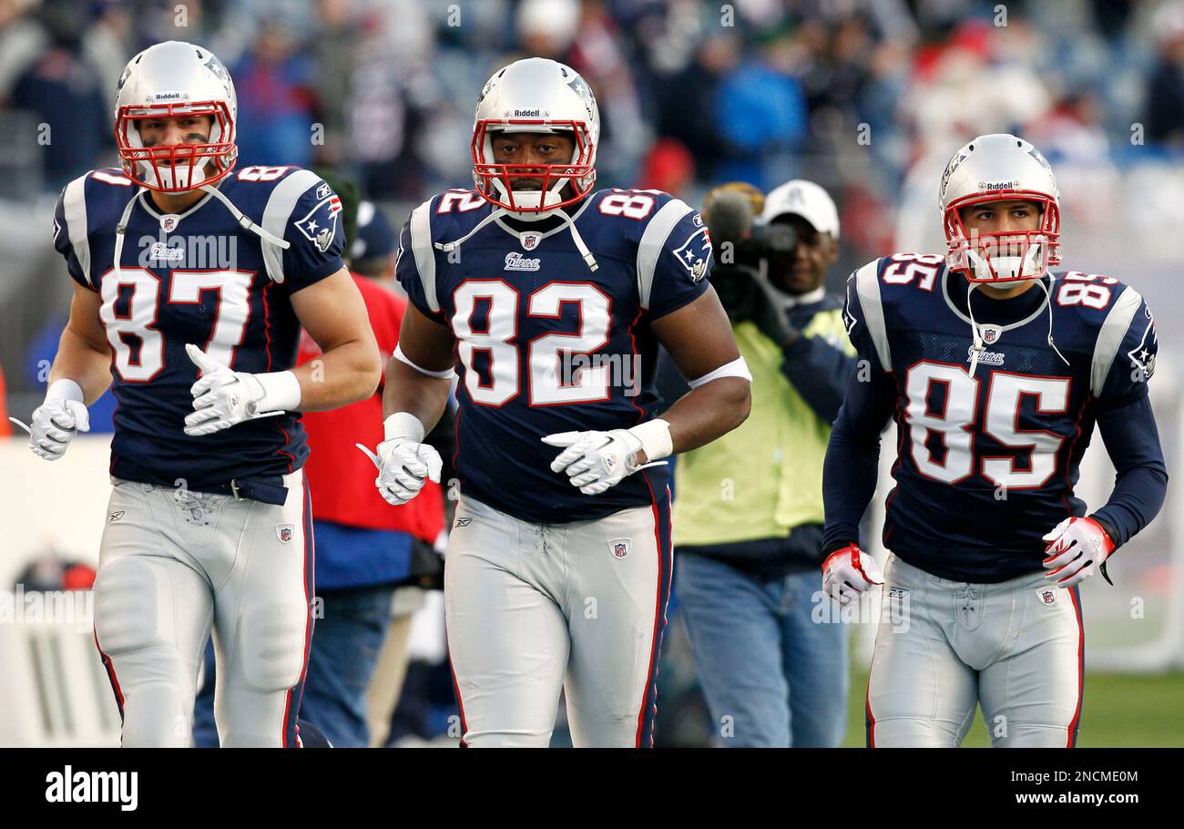 New England Patriots tight ends Rob Gronkowski (87), Alge Crumpler (82 ...