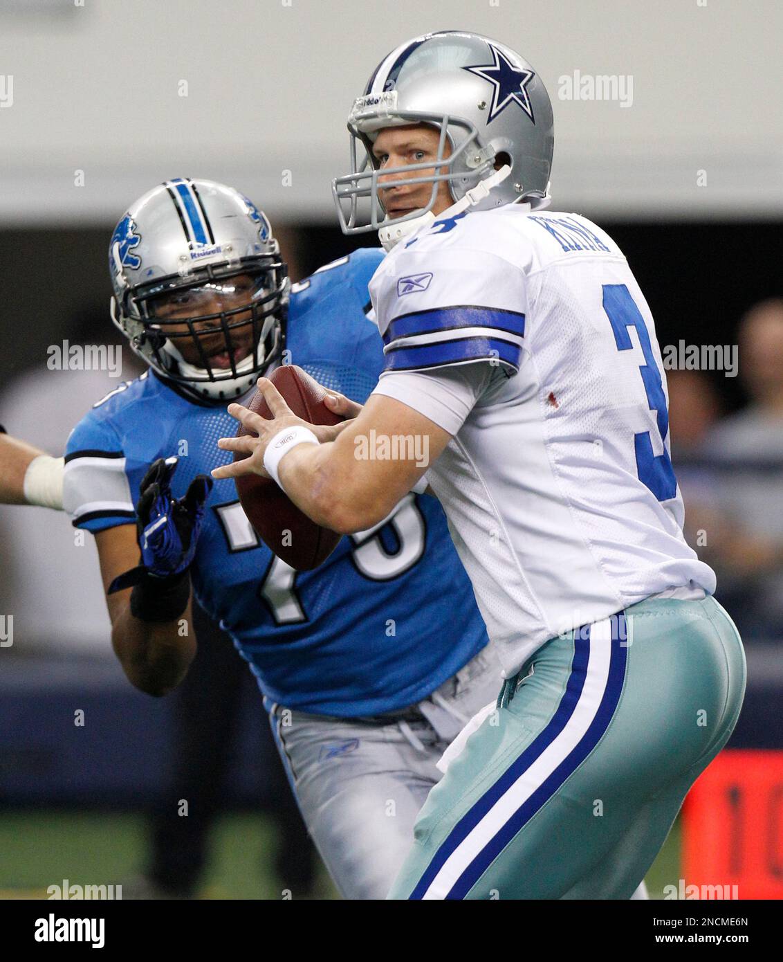Dallas Cowboys quarterback Jon Kitna (3) prepares to pass under ...