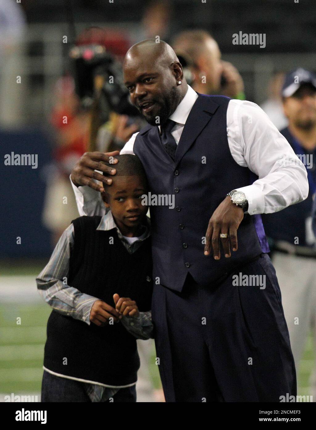 Former Dallas Cowboy Emmitt Smith before an NFL football game against ...
