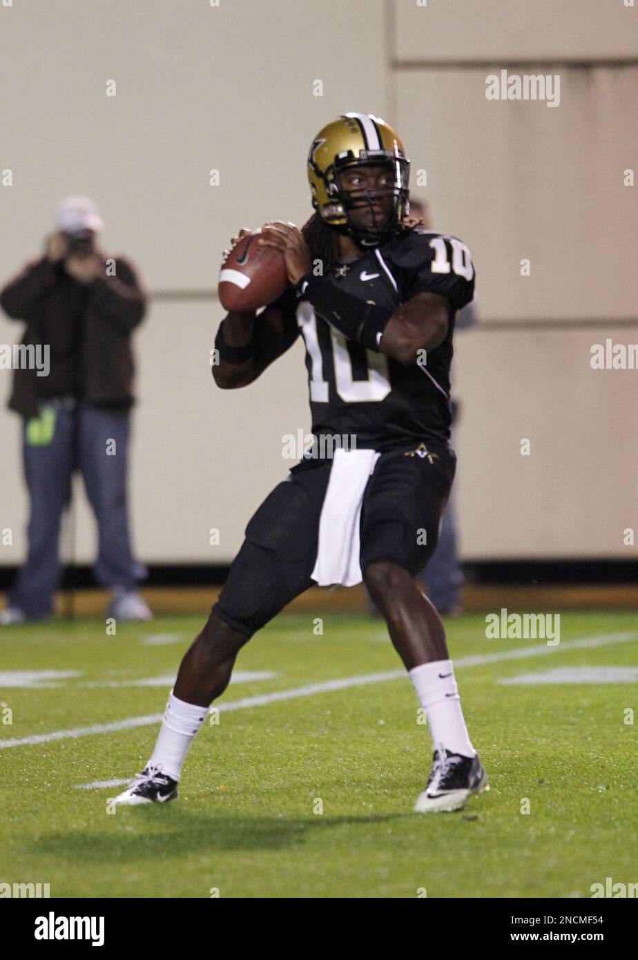 Vanderbilt quarterback Larry Smith (10) plays against Tennessee in the ...
