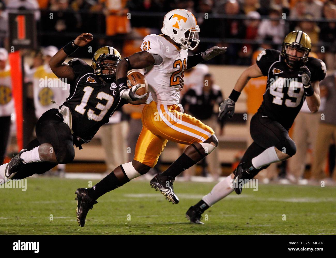 Tennessee wide receiver Da'Rick Rogers (21) breaks away from Vanderbilt ...
