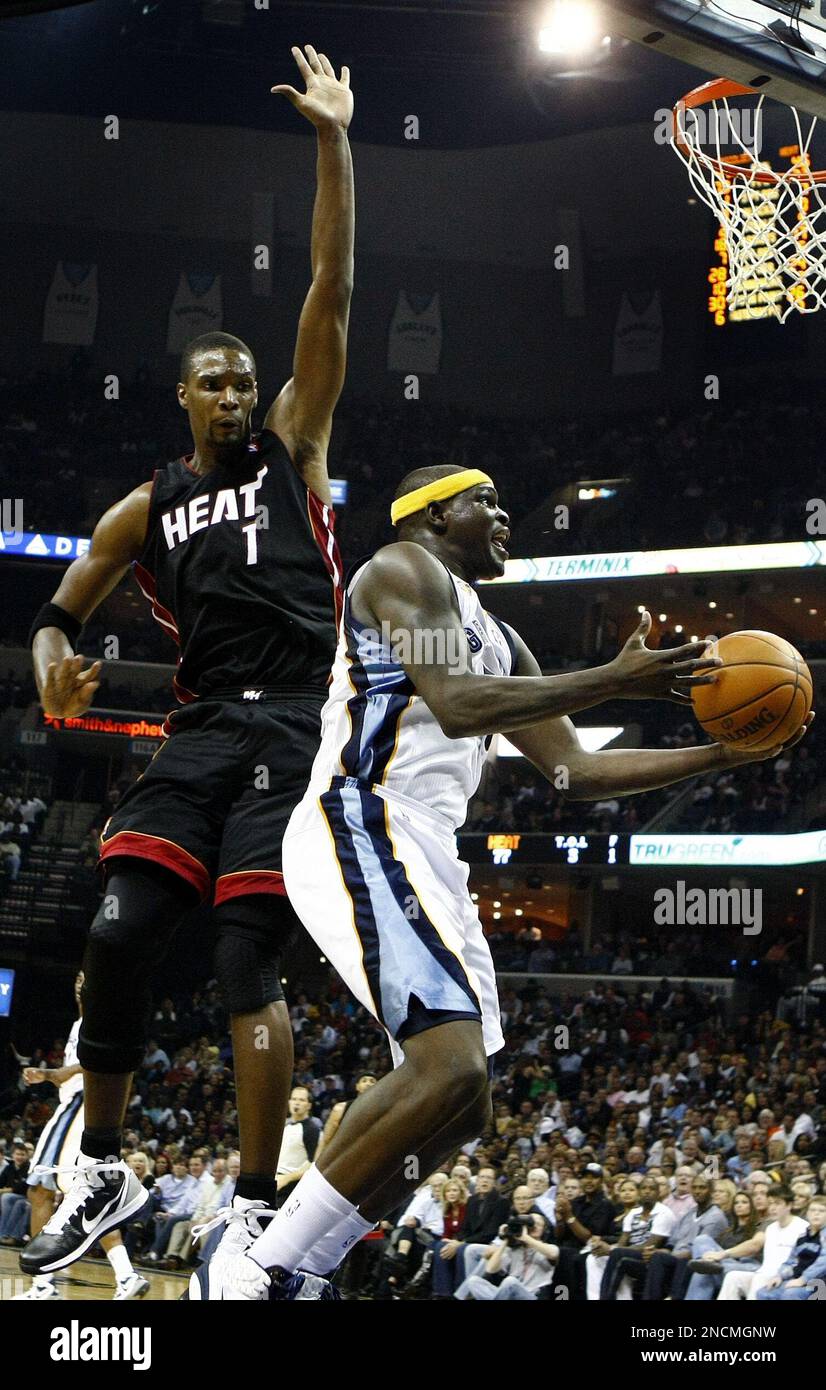 Memphis Grizzlies Zach Randolph, right, drives to the basket by Miami ...