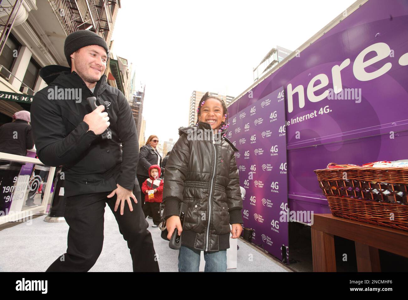 New Yorkers play Just Dance 2 on the Wii at the Time Warner Cable 4G ...