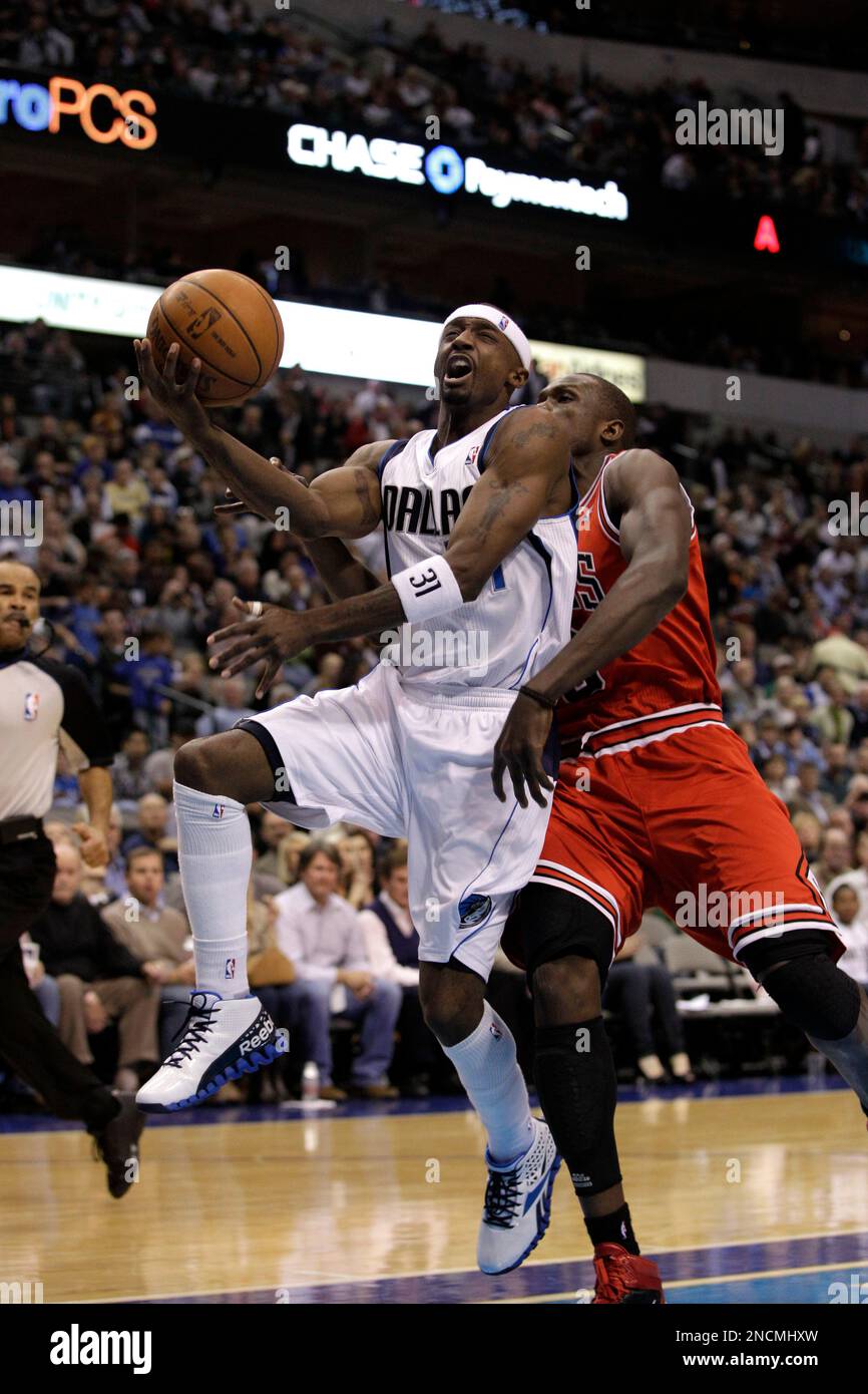 Dallas Mavericks' Jason Terry, left, and Chicago Bulls' Luol Deng ...