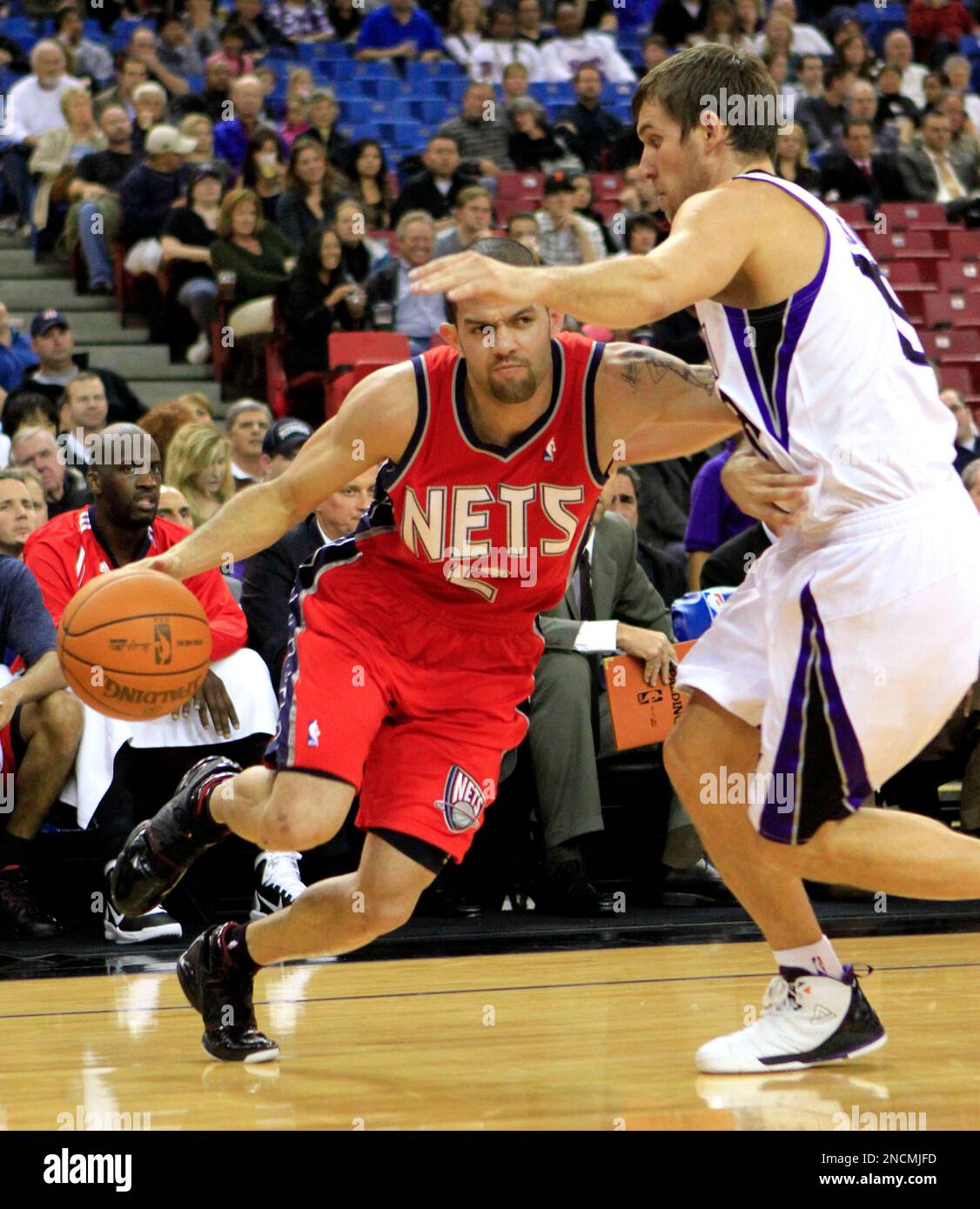 New Jersey Nets guard Jordan Farmar, left, drives to the basket against ...