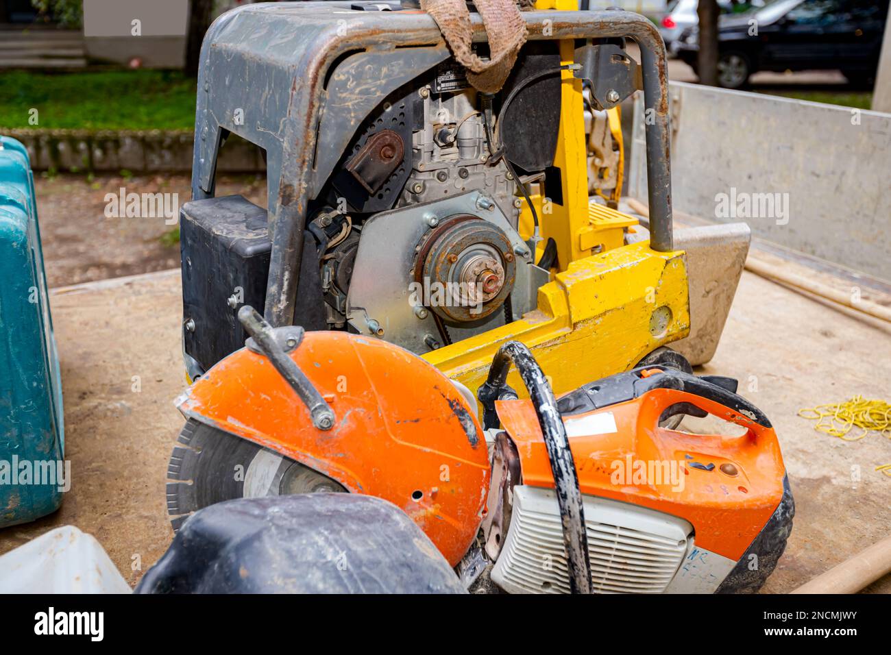 Small plate compactor, standing vibratory hammer and jumping jack ...
