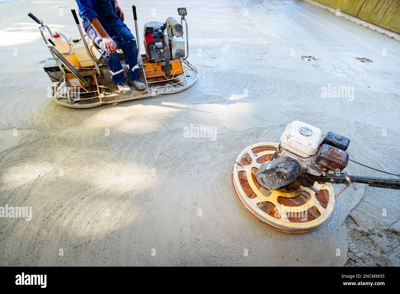 Two types of self-leveling power trowel machine with gas engine have ...