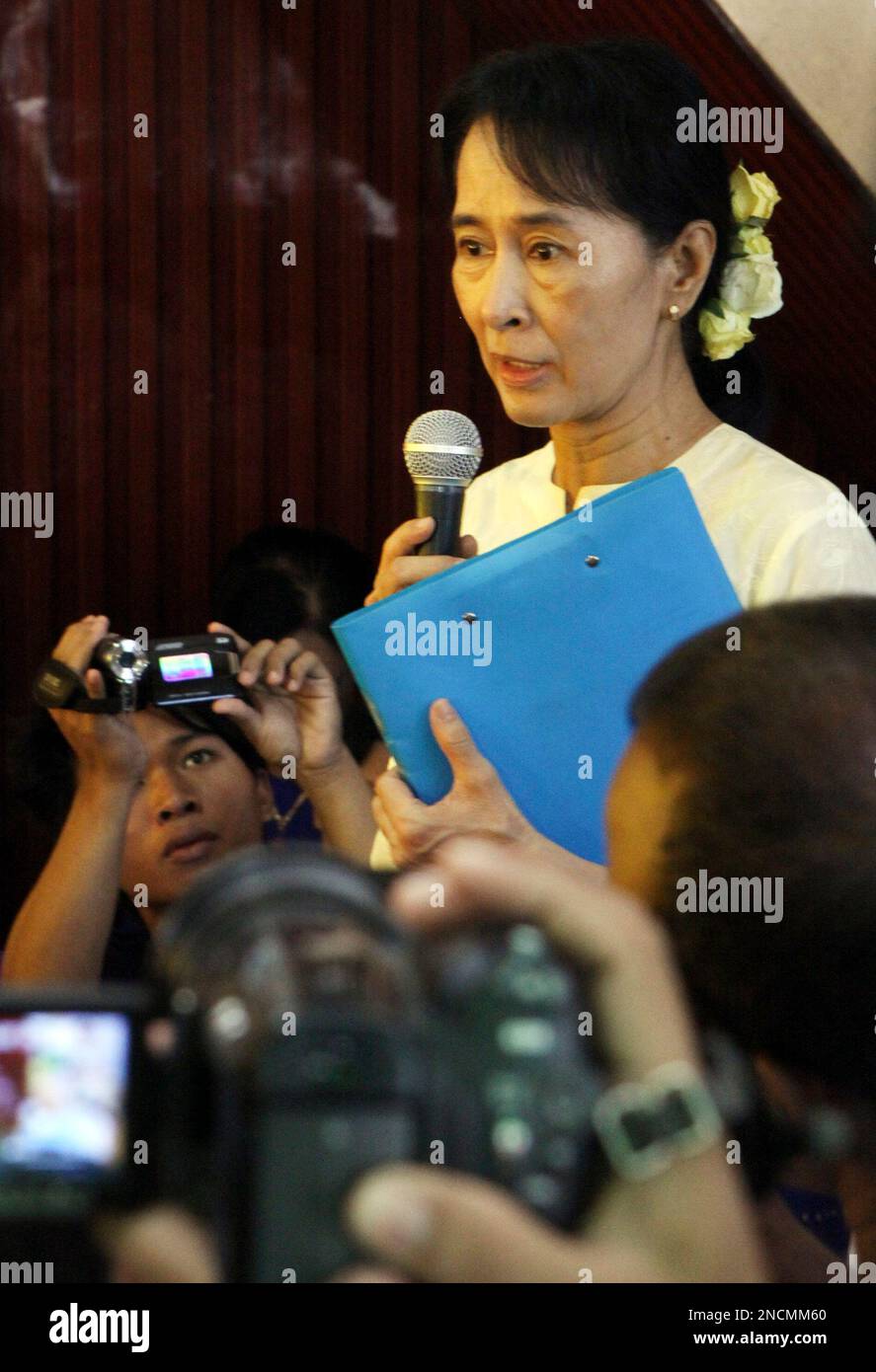 Myanmar's pro-democracy leader Aung San Suu Kyi speaks to doyen ...