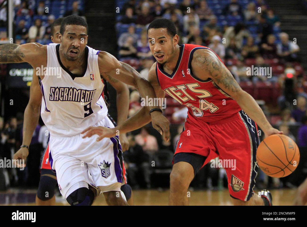 New Jersey Nets guard Devin Harris, right, drives to the basket against ...