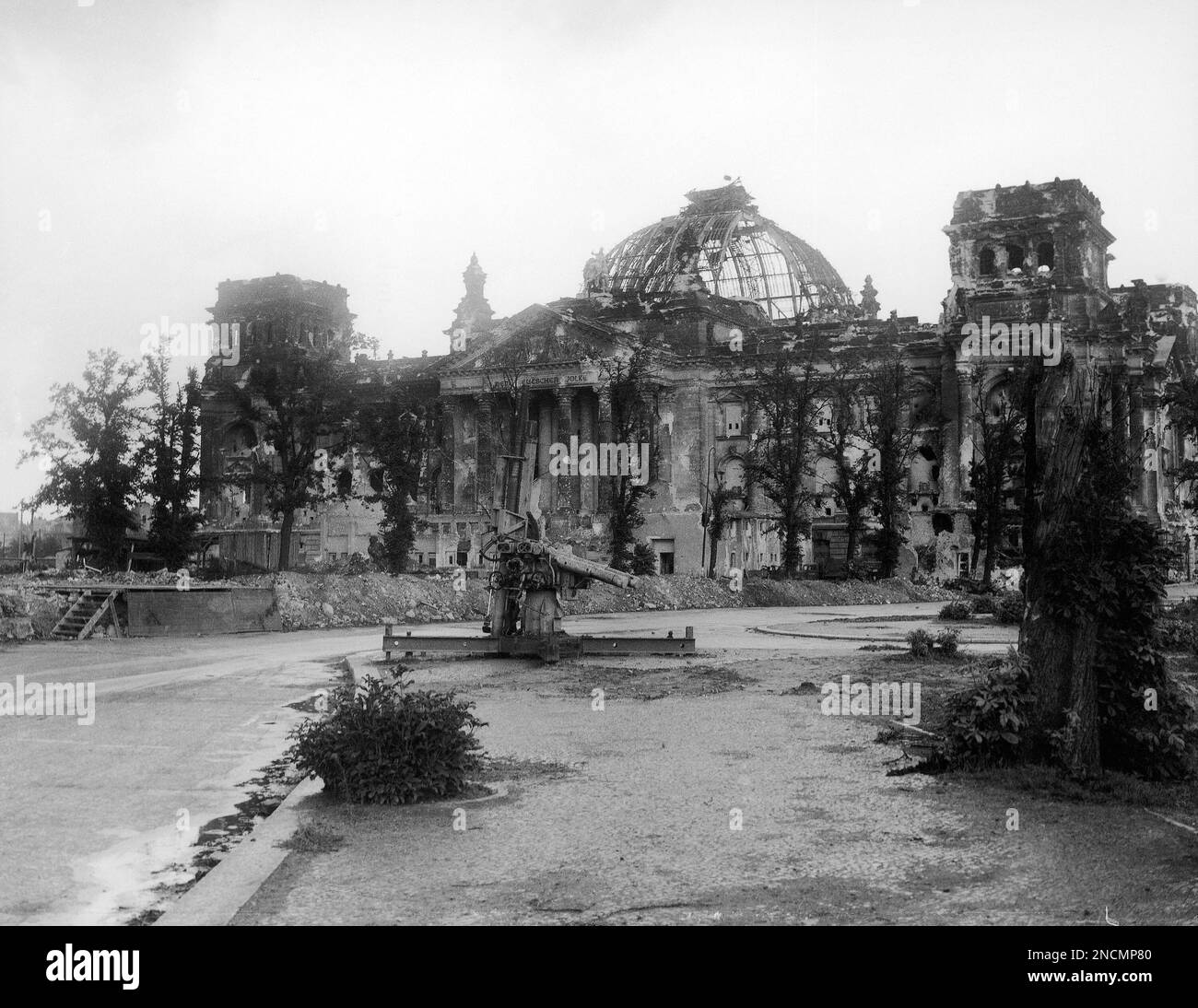 A German anti-aircraft gun rest in front of the wrecked Reichstag ...