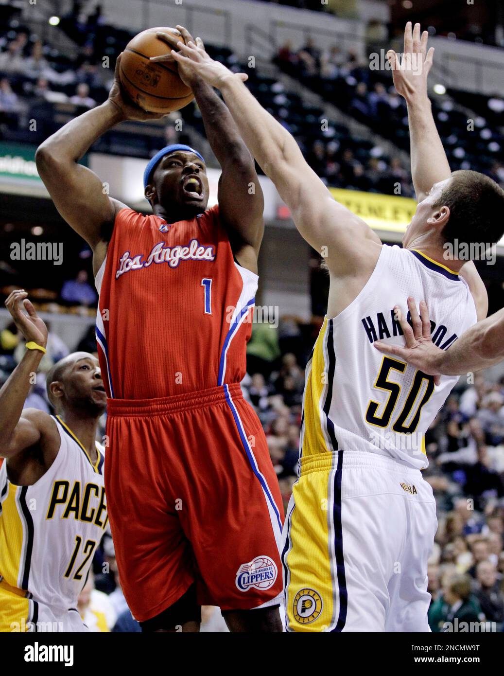 Los Angeles Clippers forward Craig Smith, left, shoots over Indiana ...