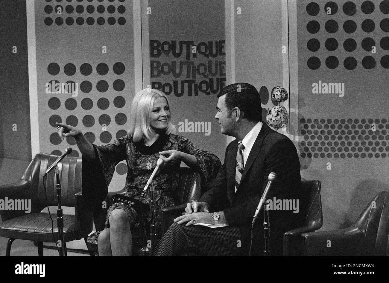 Italian actress Virna Lisi talks with actor Steve Dunne on "Boutique ...