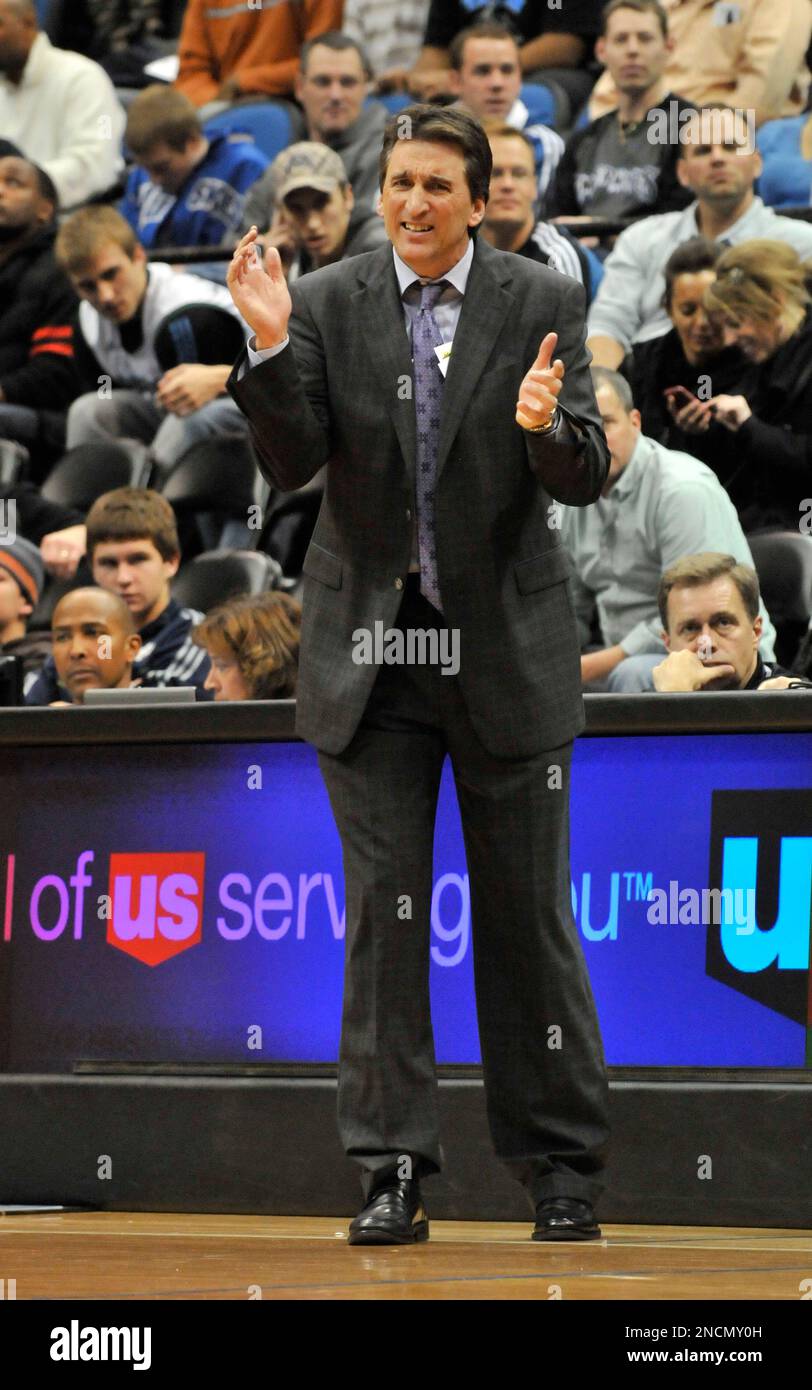 Los Angeles Clippers head coach Vinny Del Negro during the second half ...