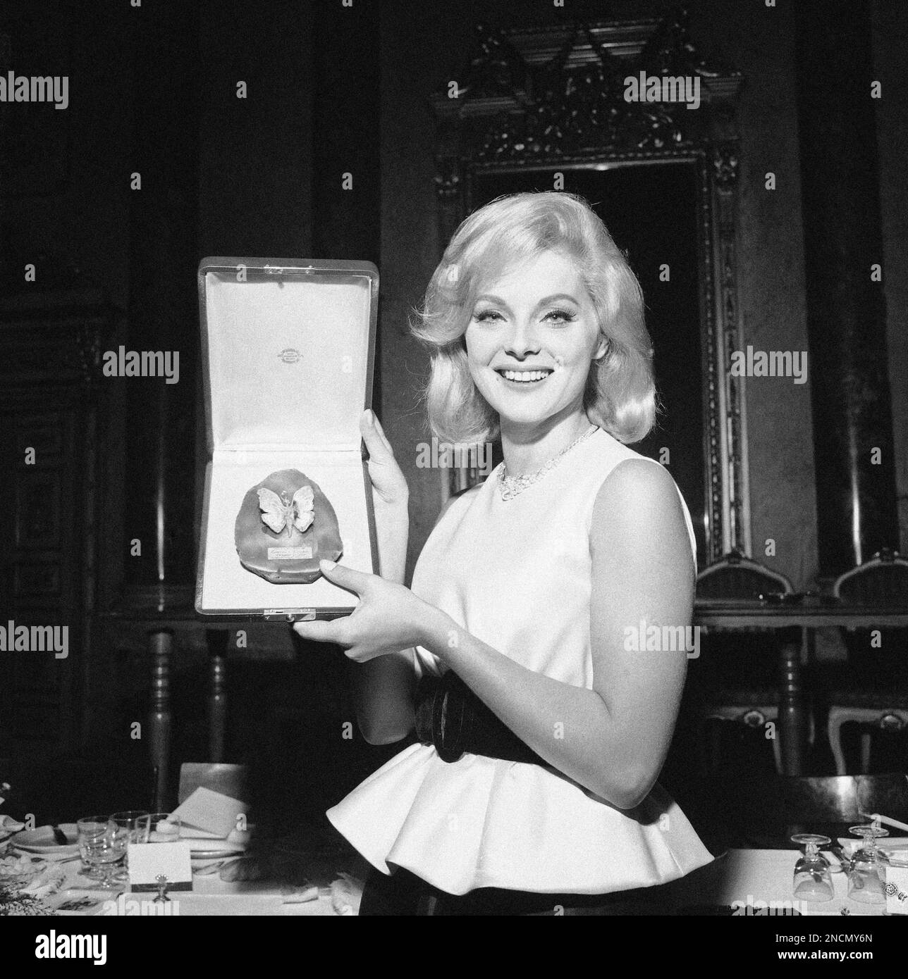 Italian actress Virna Lisi was awarded a prize for her elegance at the ...