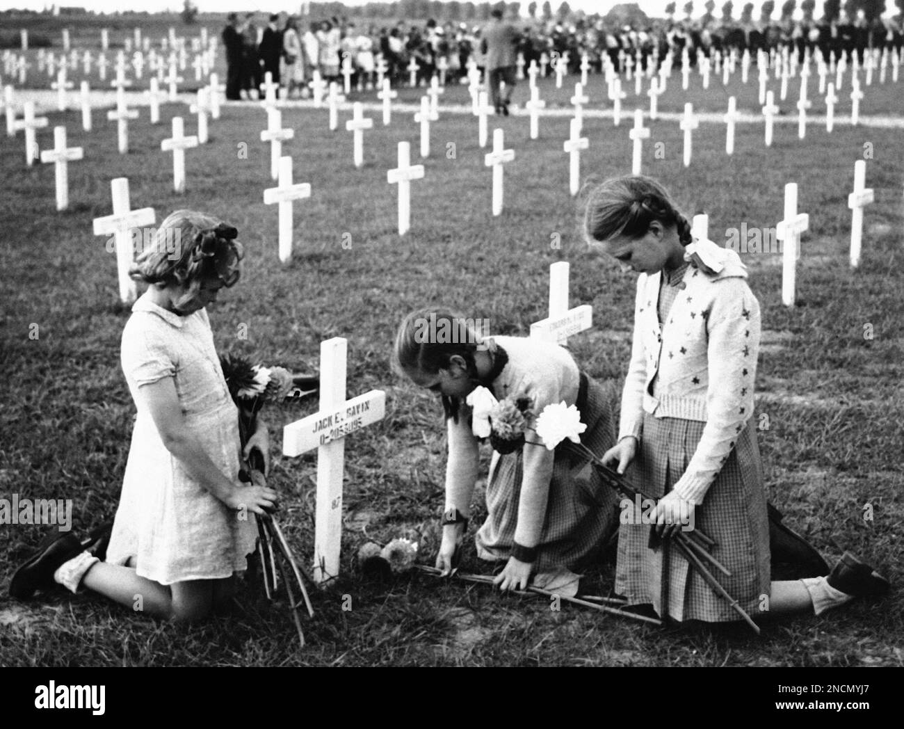 Carrying bunches of flowers, Dutch children made a pilgrimage to ...